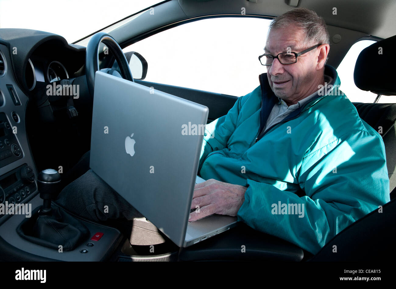 Senior uk computer hi-res stock photography and images - Alamy