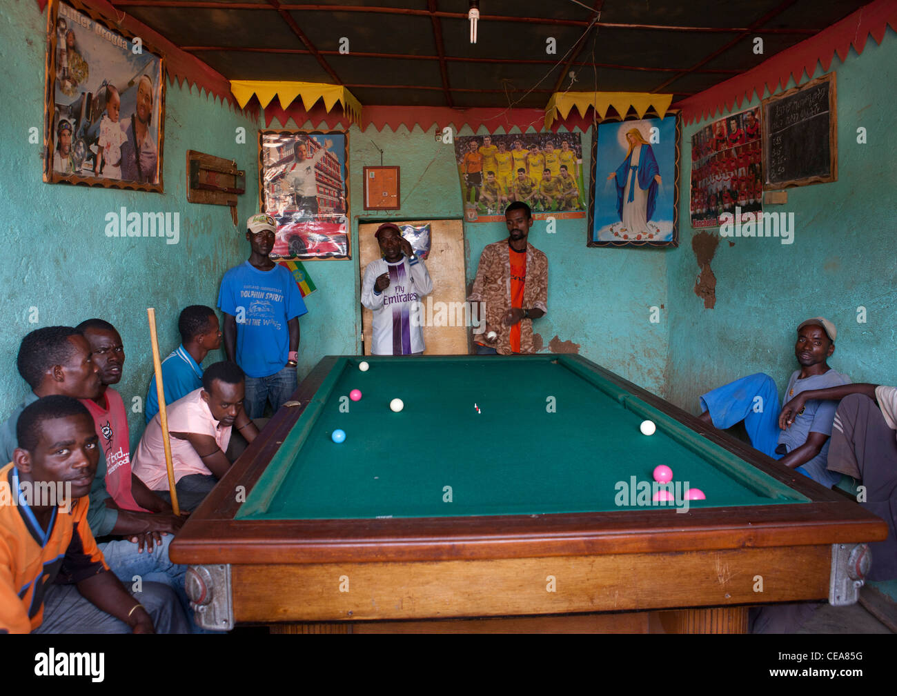 Group men playing snooker hi-res stock photography and images - Alamy