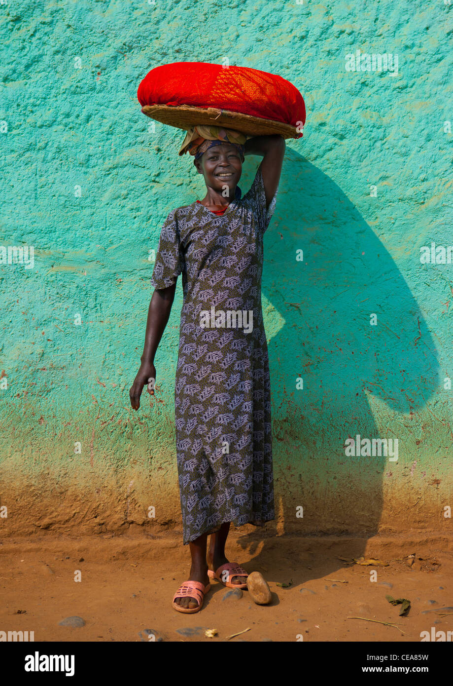 African woman carrying load on hi-res stock photography and images - Alamy