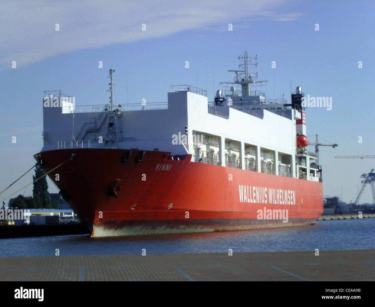 Cranes on cargo ship hi-res stock photography and images - Alamy