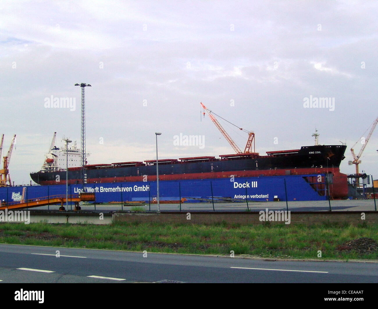 The bulk carrier King Coal docked at the Lloyd shipyard in Bremerhaven ...