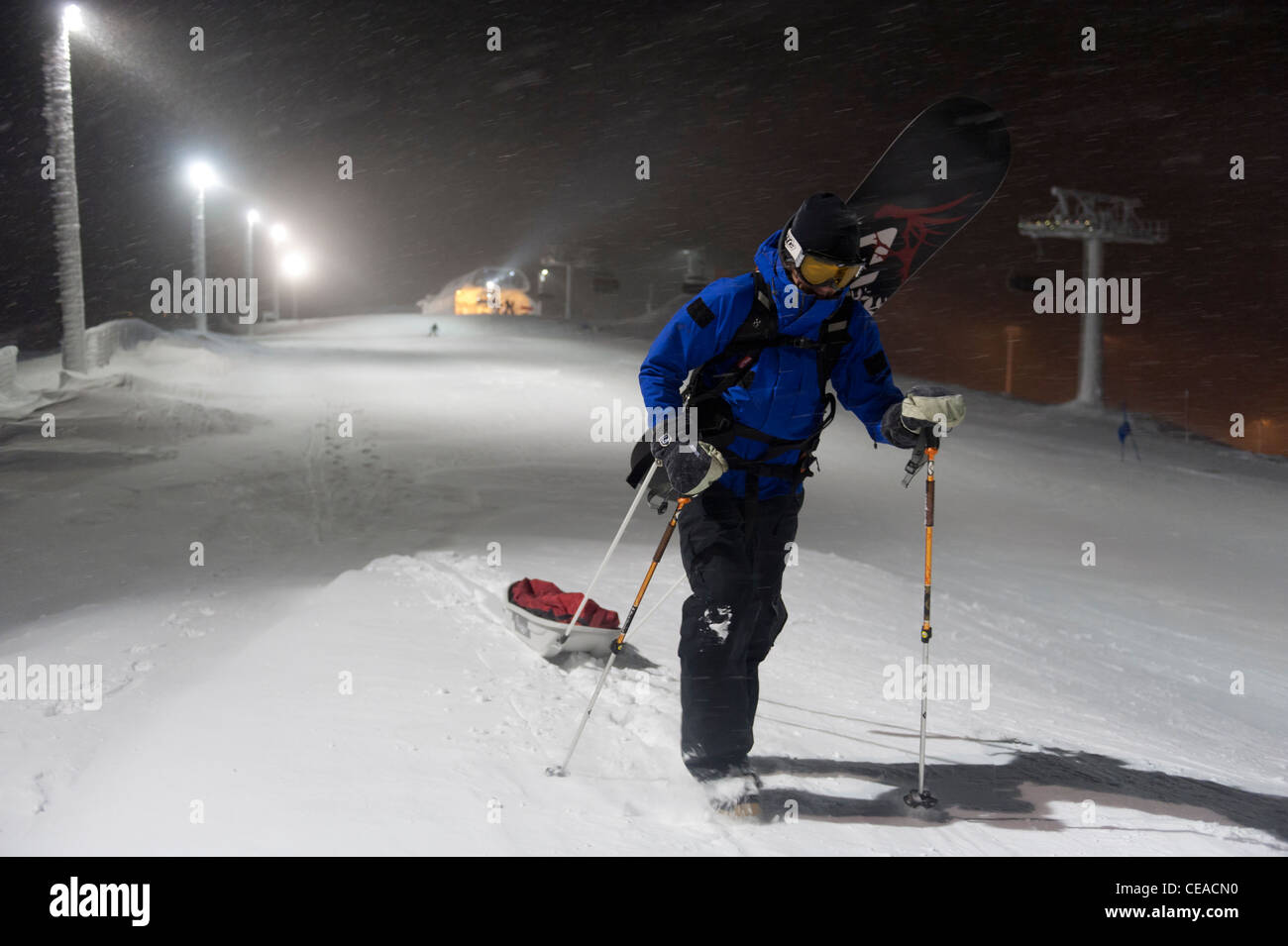 A nowboarder exercising sledge pulling up the slope of Pyhätunturi ...