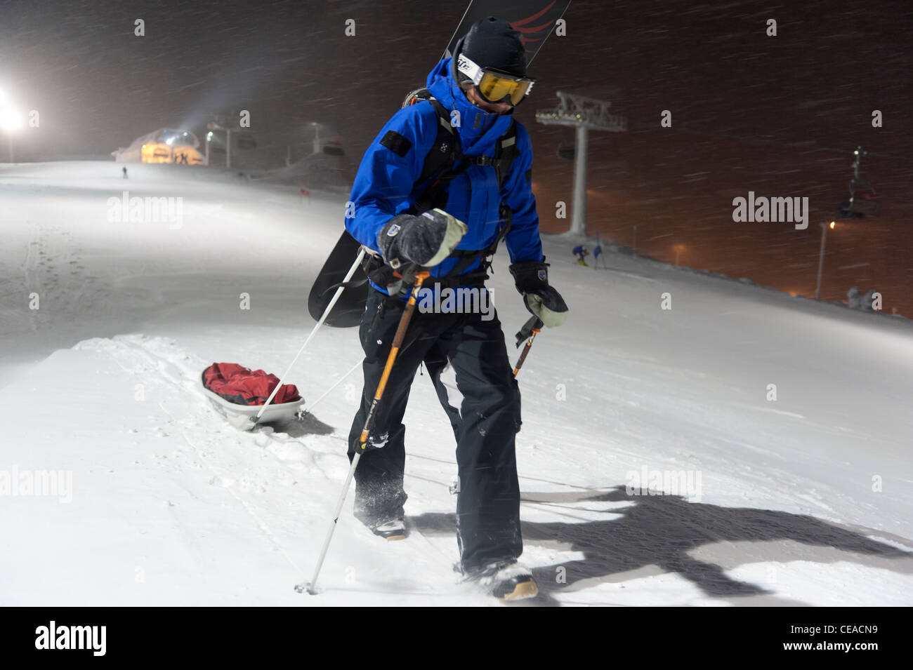 A nowboarder exercising sledge pulling up the slope of Pyhätunturi ...