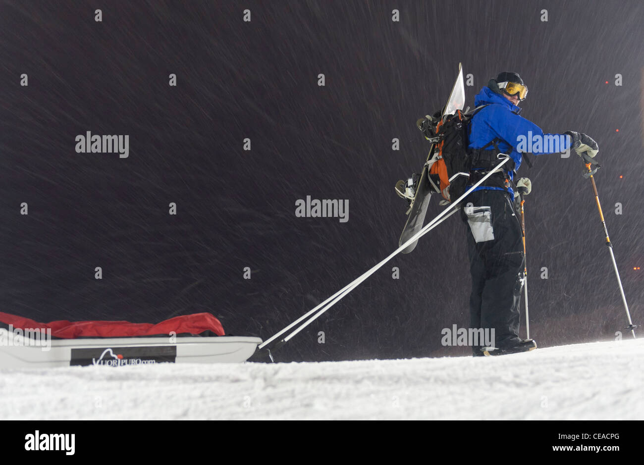A nowboarder exercising sledge pulling up the slope of Pyhätunturi ...