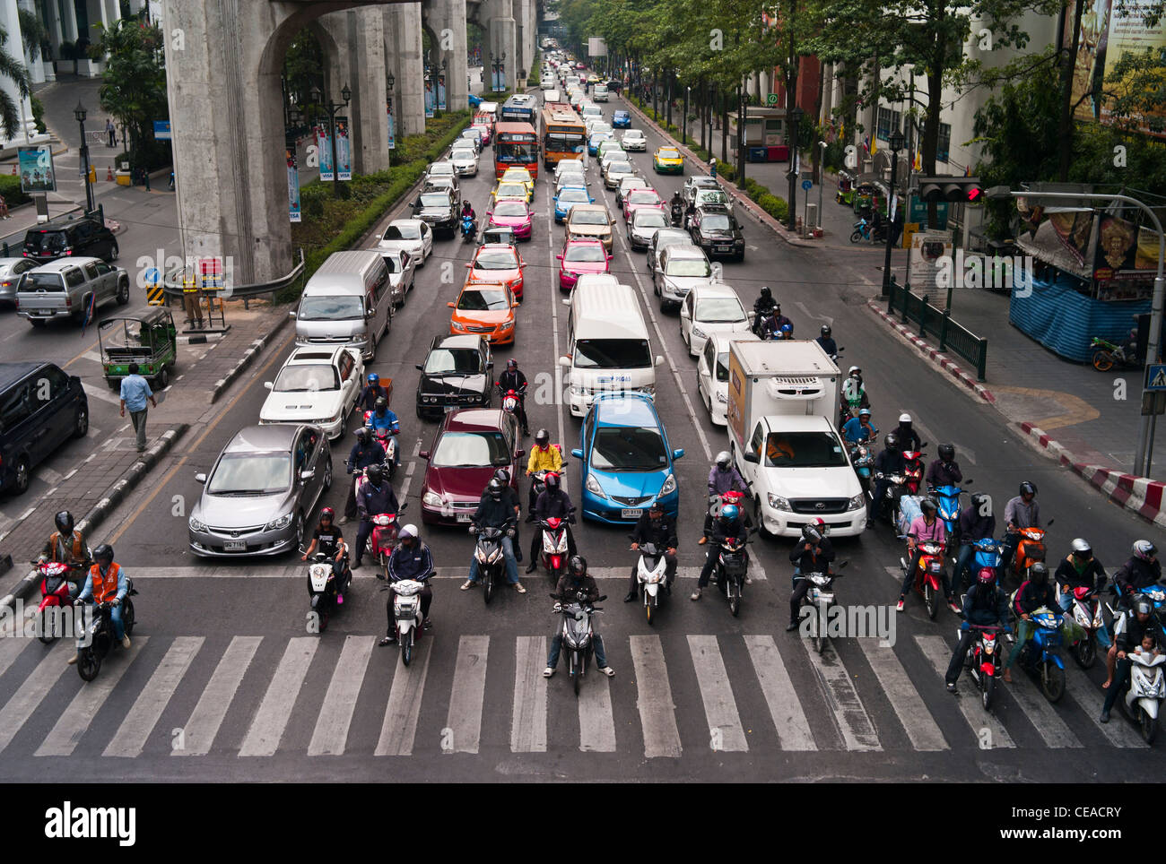Bangkok pedestrian crossing hi-res stock photography and images - Alamy
