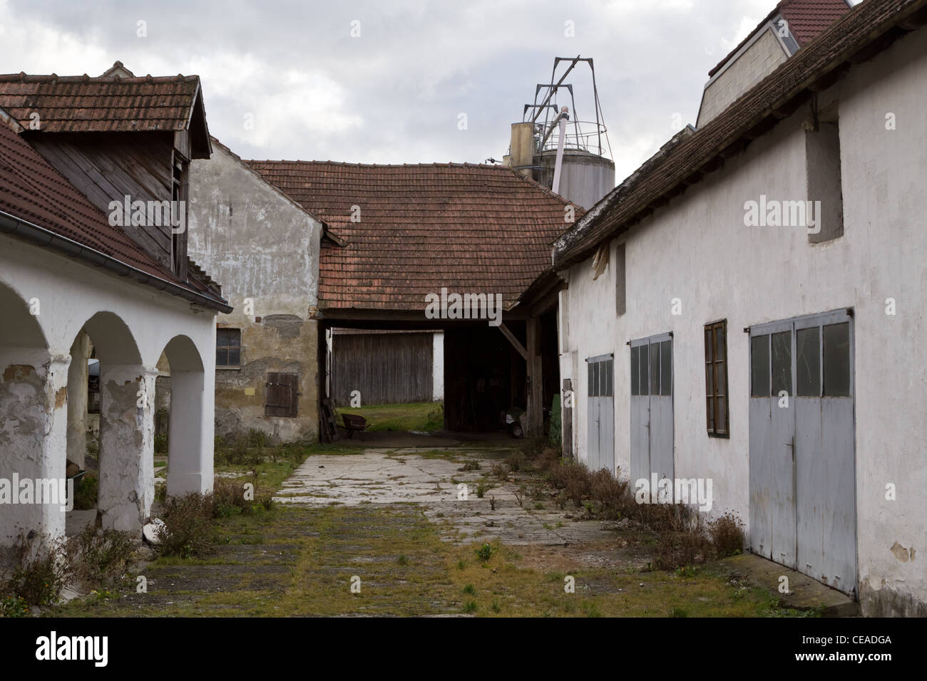 Farm courtyard hi-res stock photography and images - Alamy
