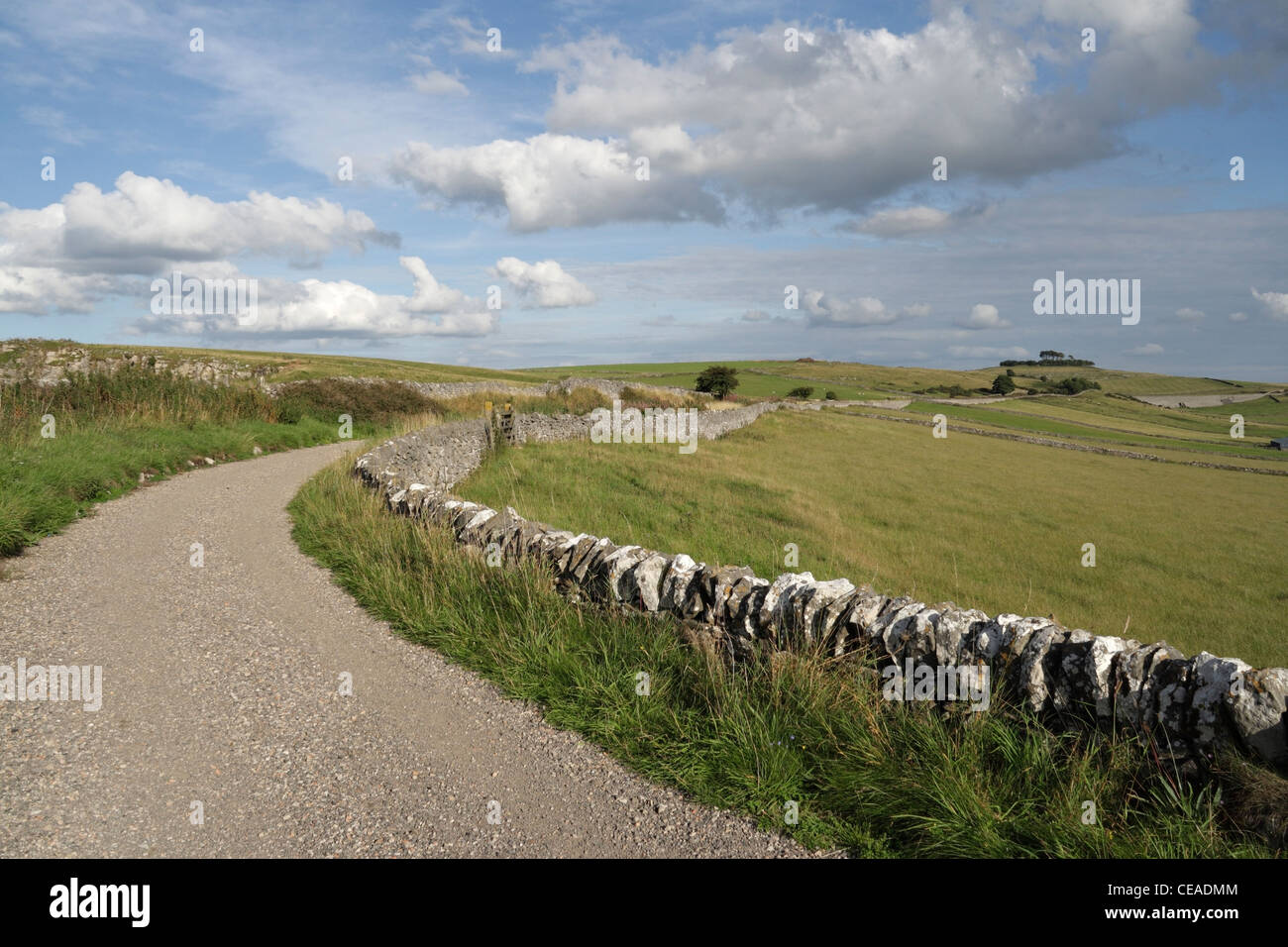 High Peak Trail footpath, Gotham Curve, disused railway line, Peak ...