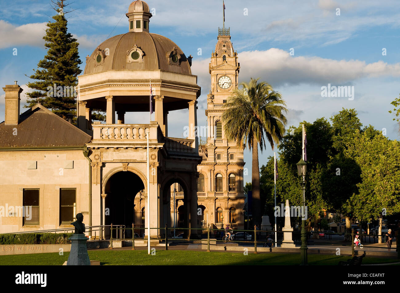 Bendigo RSL Memorial Hall & Military Museum and Post Office Stock Photo ...