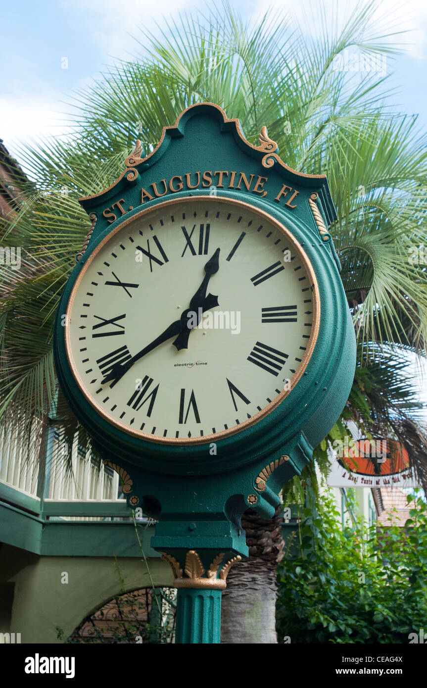 Very old clock hi-res stock photography and images - Alamy