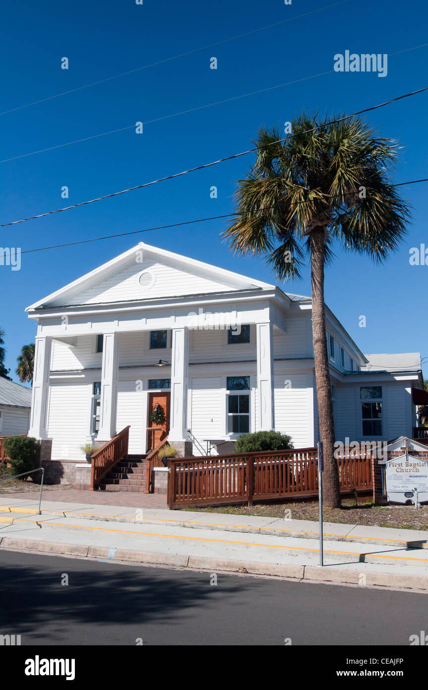 Palm tree and first baptist church white building with columns hi-res ...