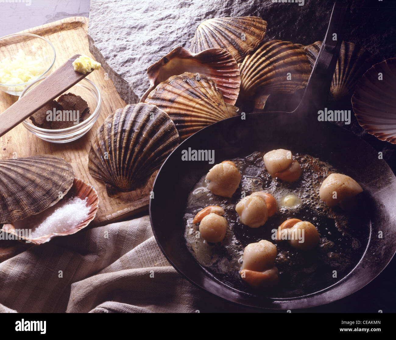 Still: In butter fried scallops, truffles in slices Stock Photo - Alamy
