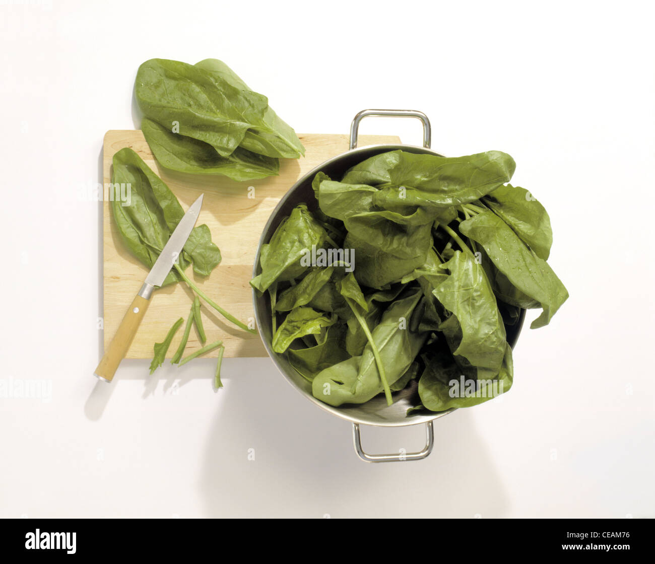 Step: wash spinach and remove stems Stock Photo - Alamy
