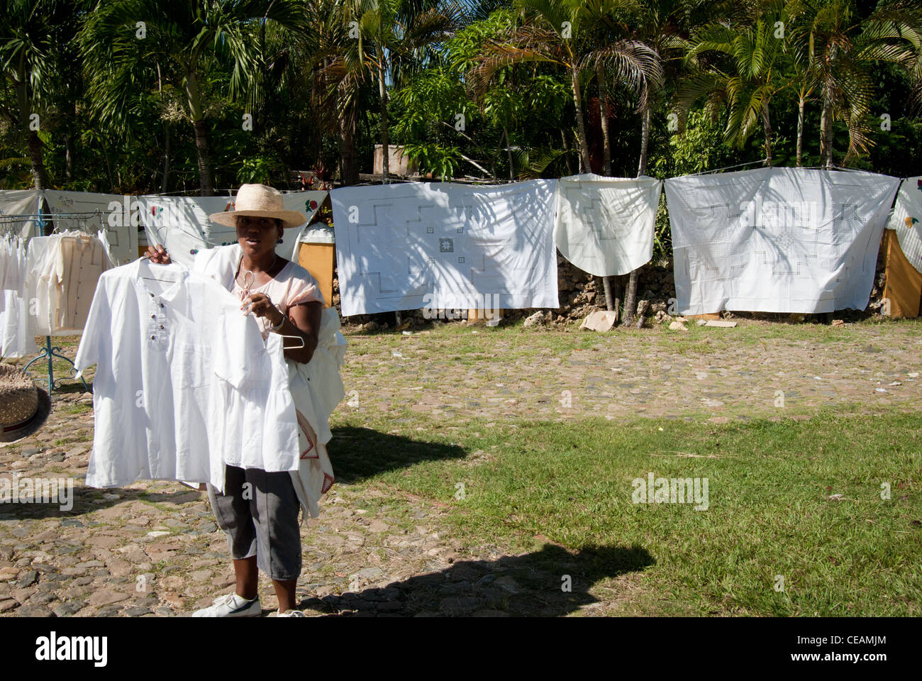 Woman selling goods outside hi-res stock photography and images - Alamy