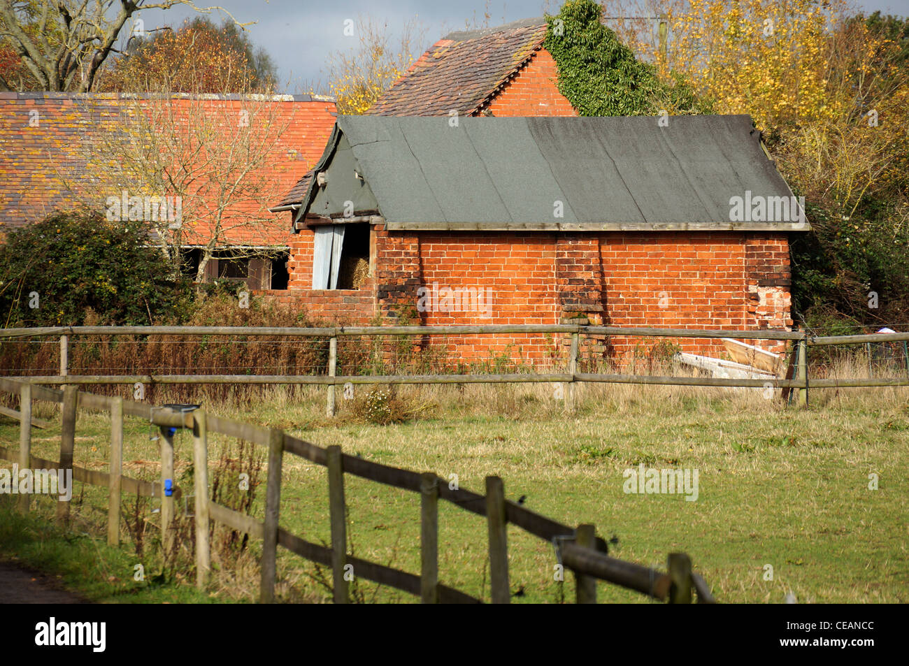 Run down country house uk hi-res stock photography and images - Alamy
