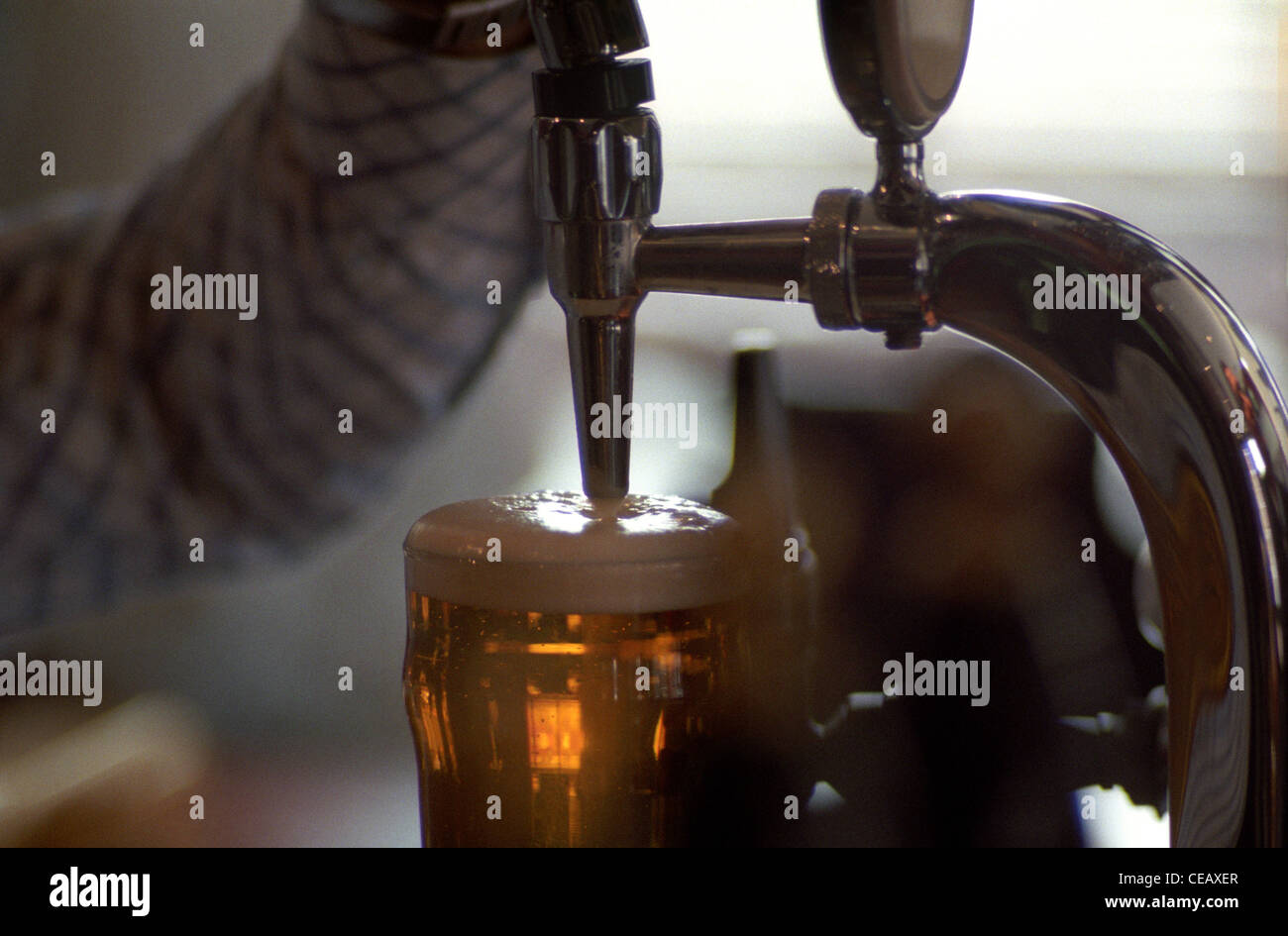 Pulling pint england hi-res stock photography and images - Alamy