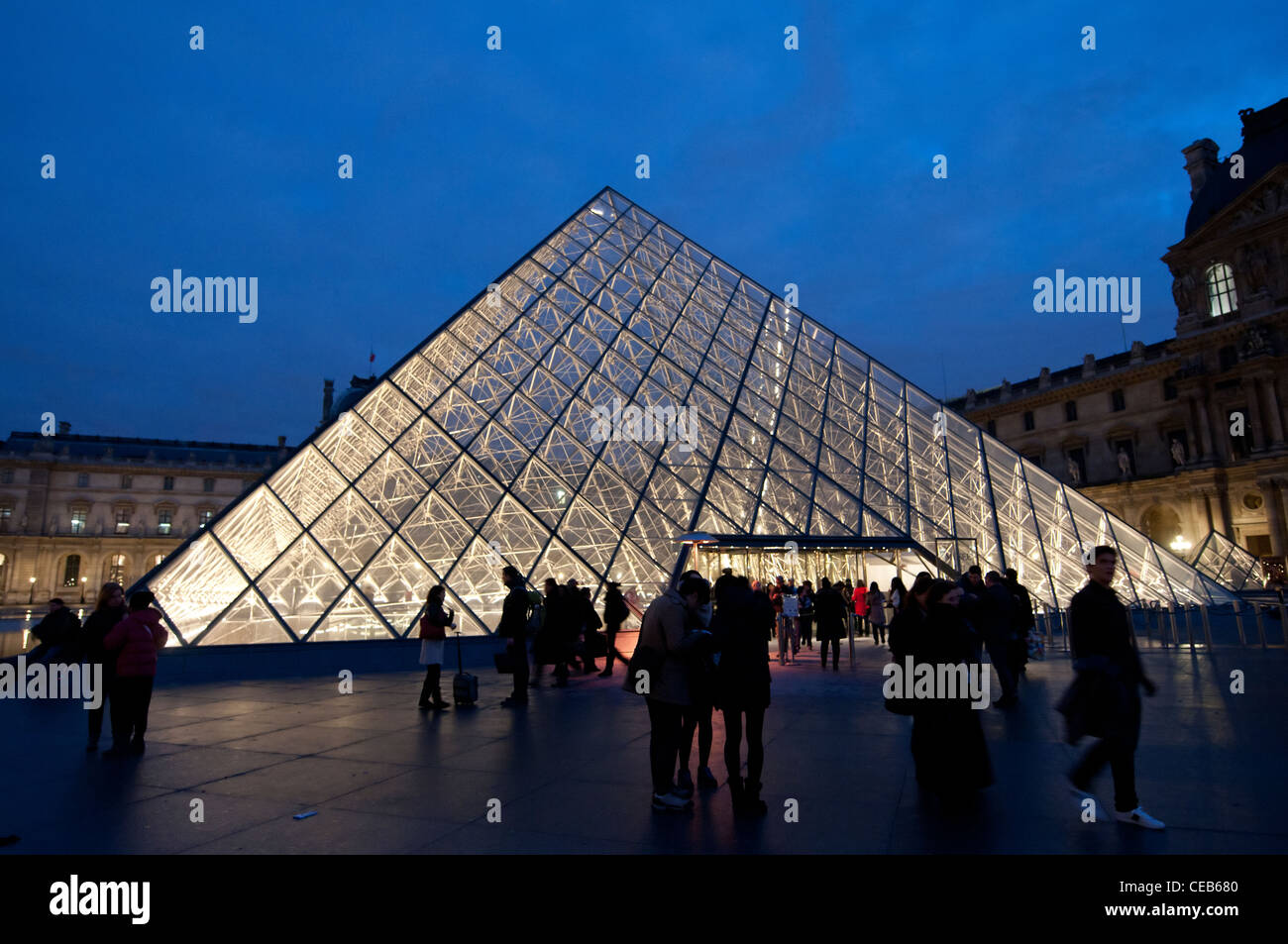 Pyramid of louvre hi-res stock photography and images - Alamy