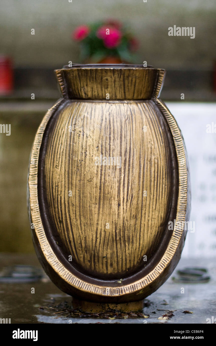 Golden urn hi-res stock photography and images - Alamy