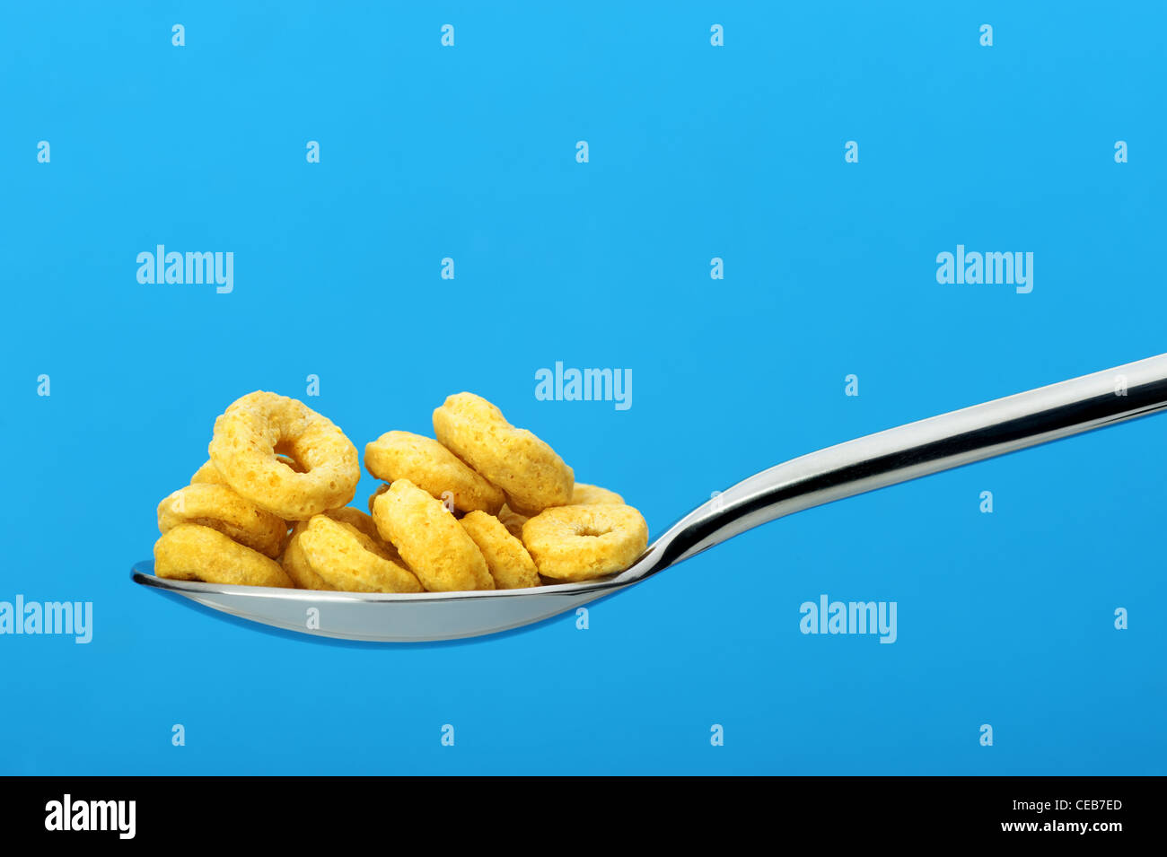 Сornflakes. A dry breakfast in a spoon. On a blue background Stock ...