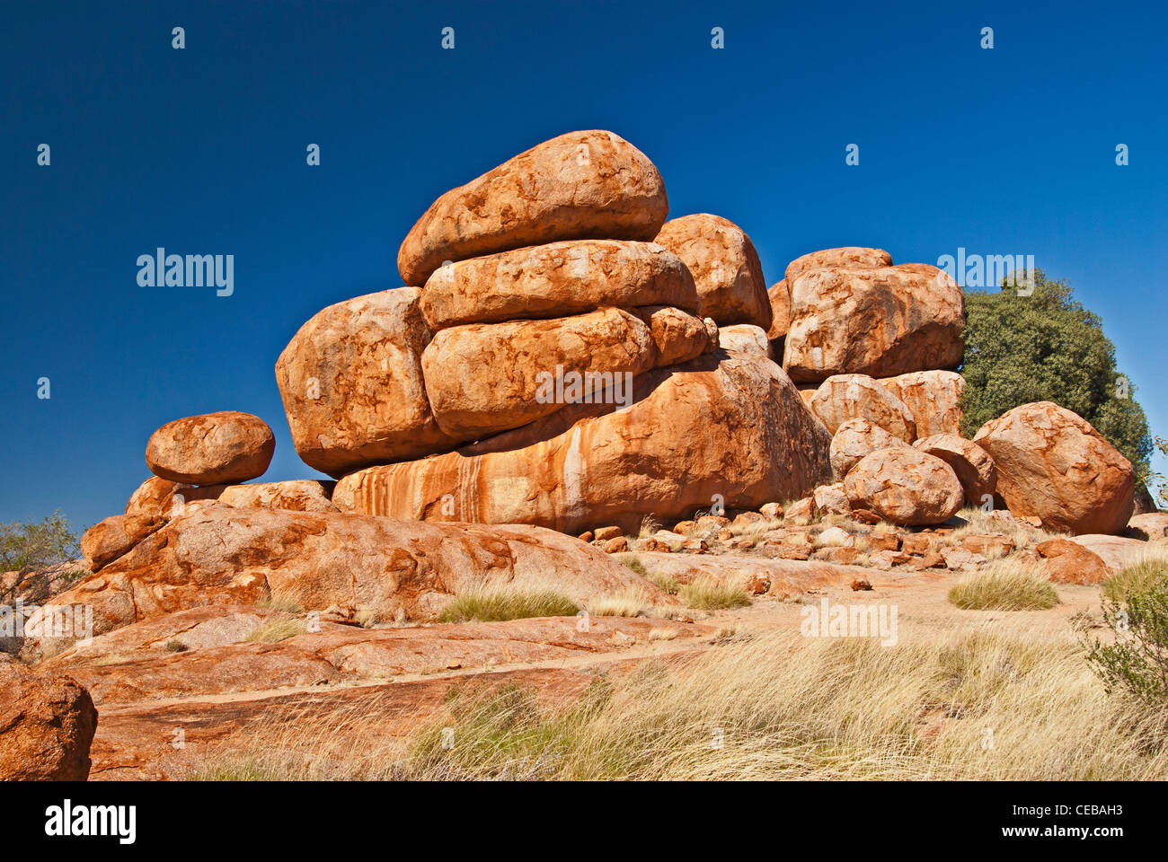 DEVIL'S MARBLES, NORTHERN TERRITORY, NT, AUSTRALIA, OUTBACK Stock Photo ...