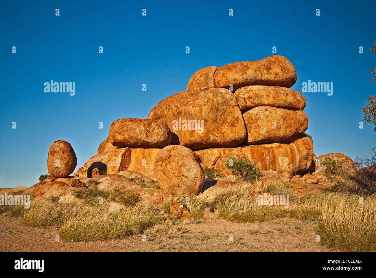 DEVIL'S MARBLES, NORTHERN TERRITORY, NT, AUSTRALIA, OUTBACK Stock Photo ...