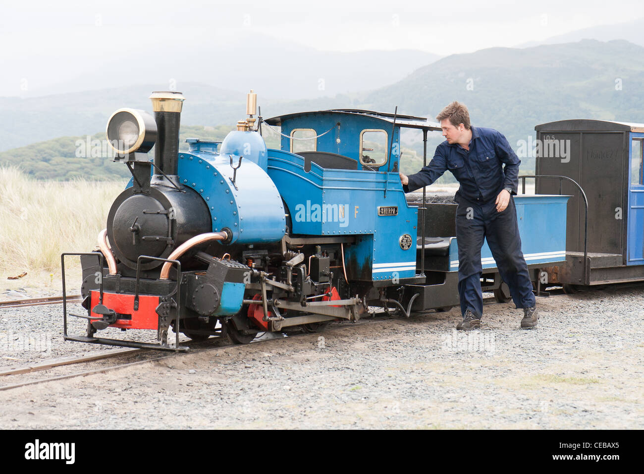 A blue locomotive on the Fairbourne Steam Railway Stock Photo - Alamy
