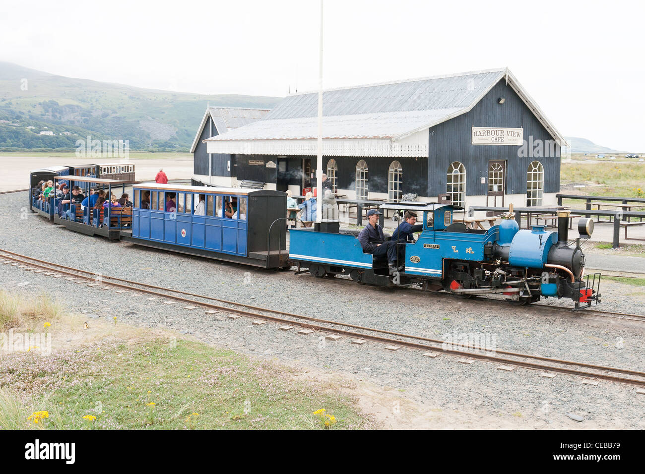 A blue steam train on the Fairbourne Steam Railway Stock Photo - Alamy