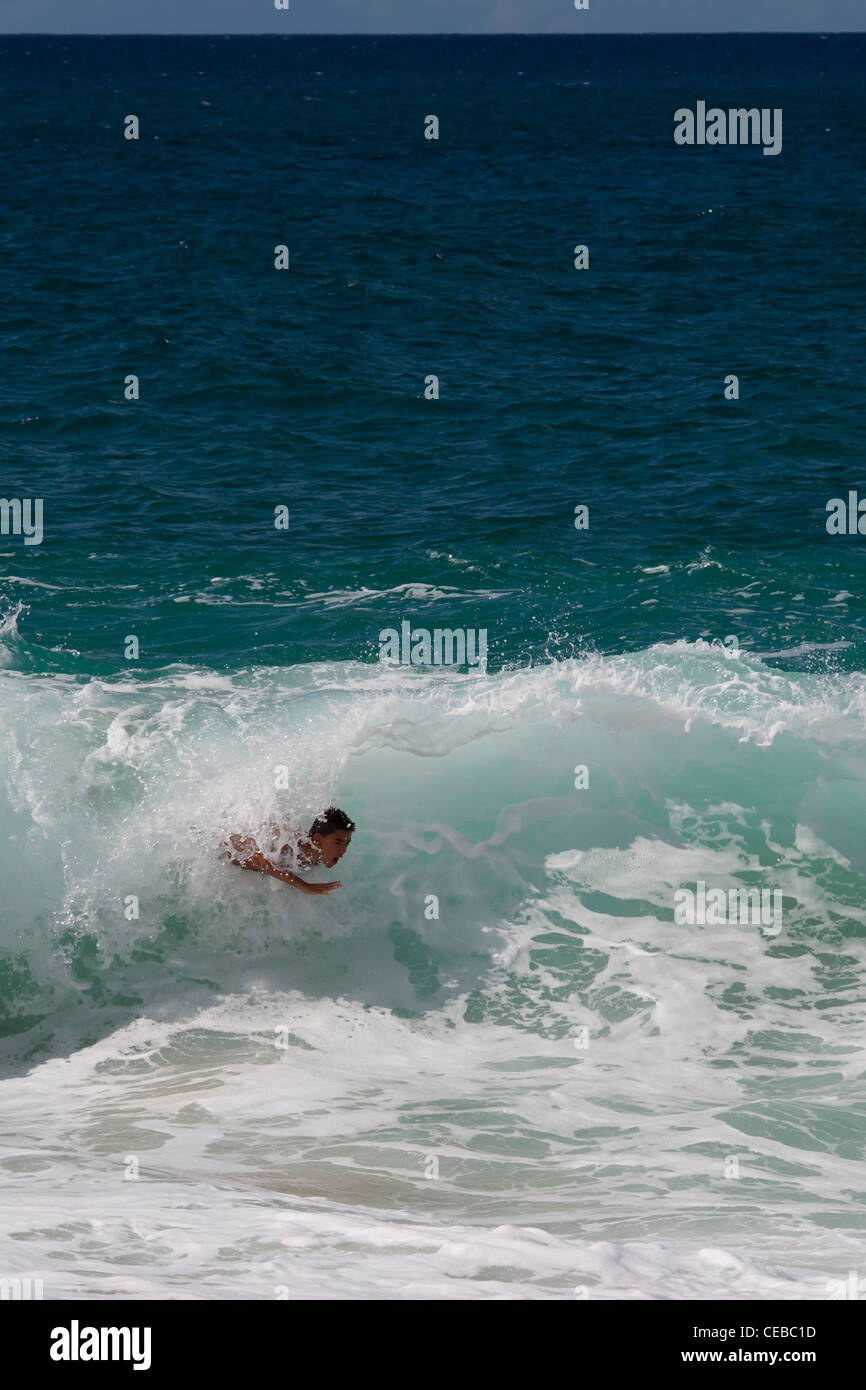 Waves breaking on North Shore, Oahu Stock Photo - Alamy