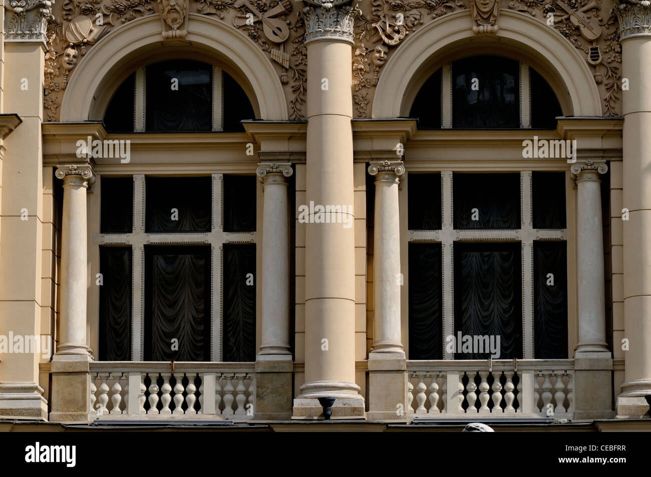 Building with ornaments hi-res stock photography and images - Alamy