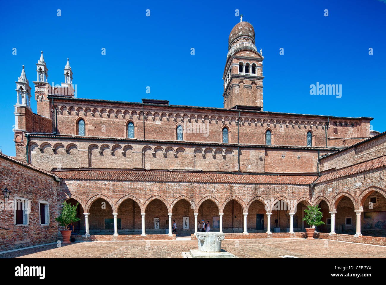 Cloister of the Madonna dell'Orto church, Cannaregio, Venice, Italy ...