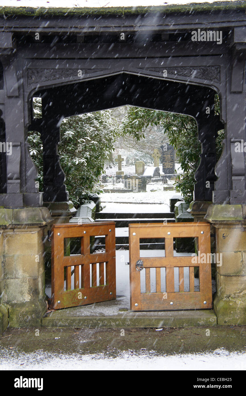 Church gates hi-res stock photography and images - Alamy