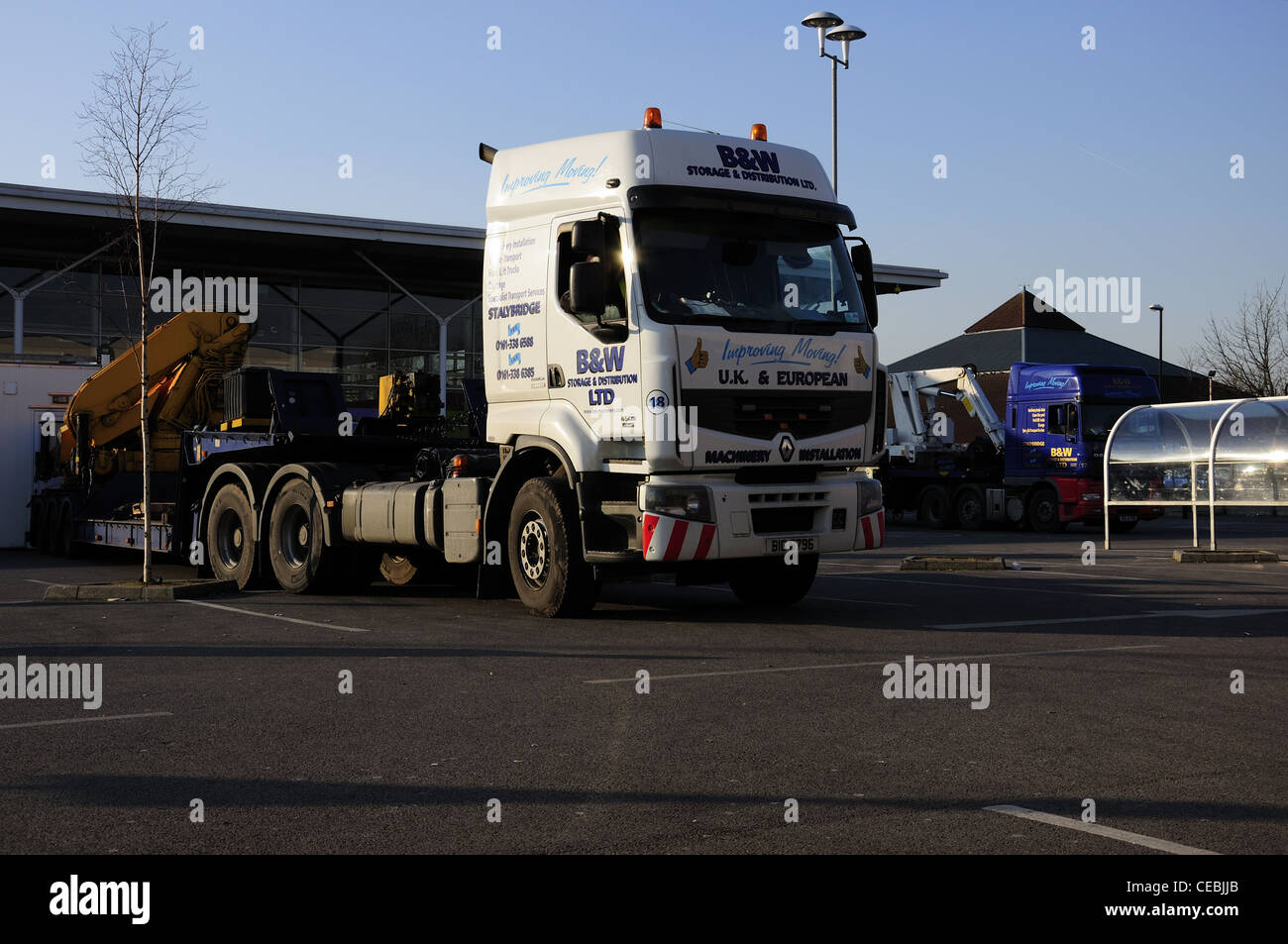 Articulated low loader on Gorton Market car park Stock Photo - Alamy