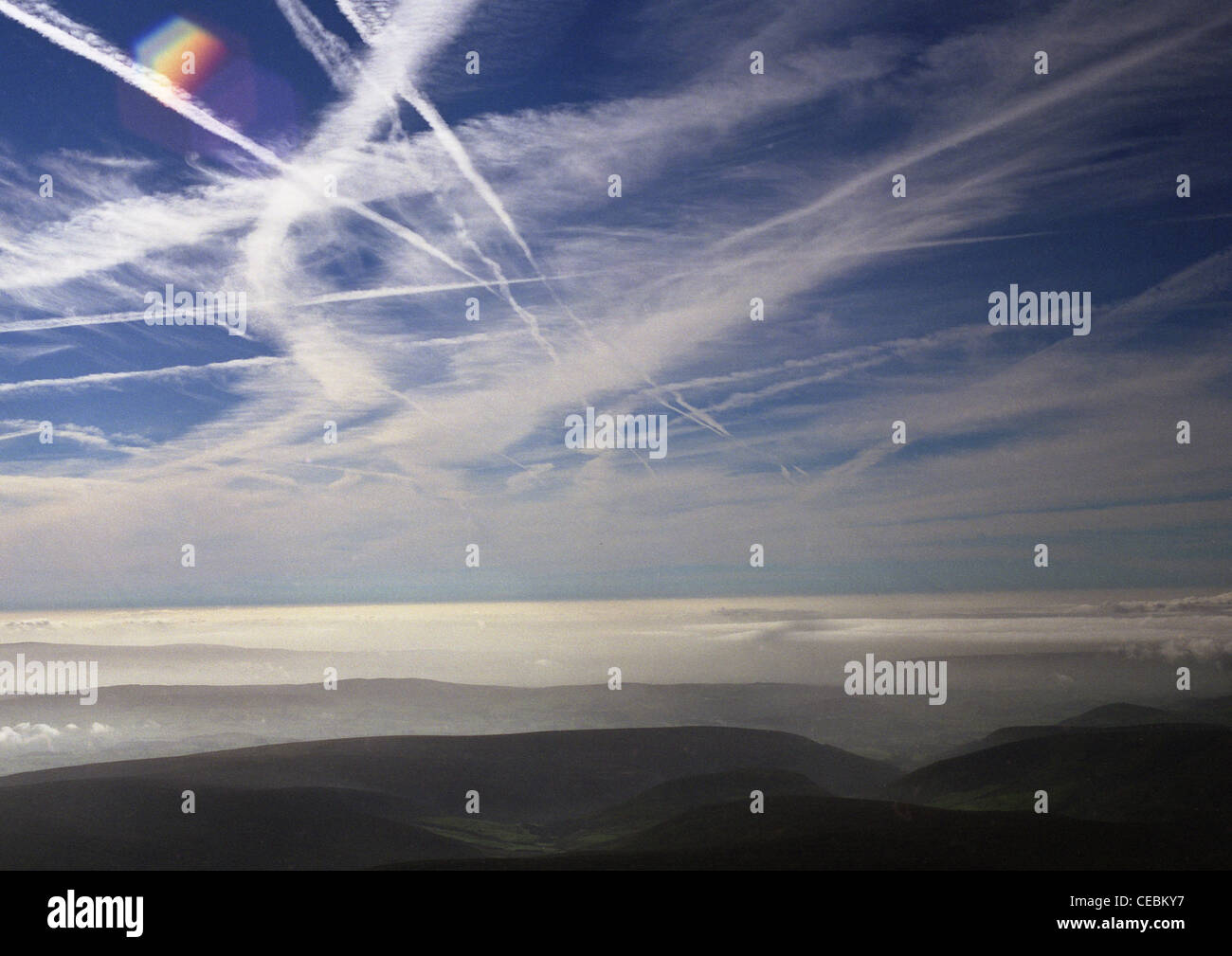 Aeroplanes contrails hi-res stock photography and images - Alamy