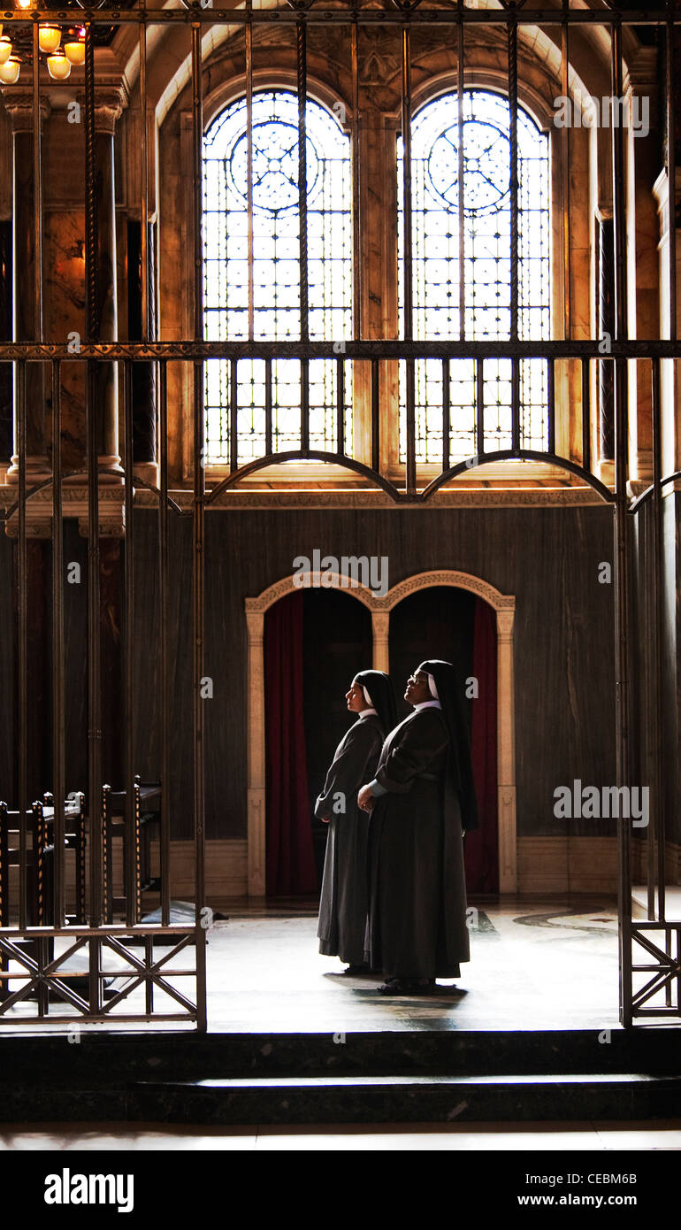 Two nuns london hi-res stock photography and images - Alamy