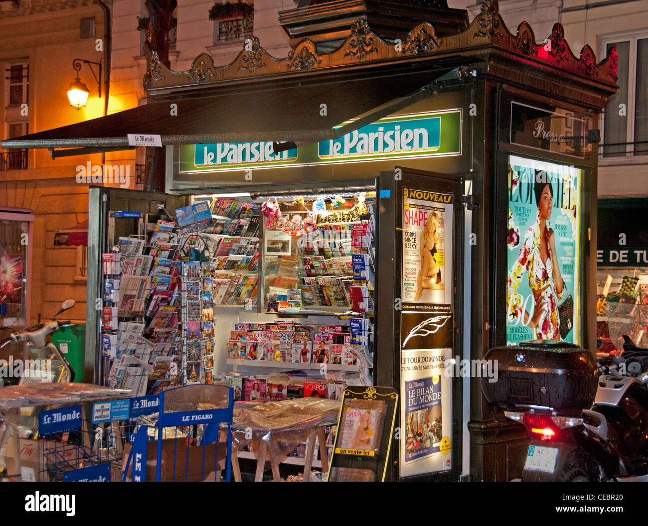 Le Parisian newspaper kiosk news stand Marais Paris France French Stock ...