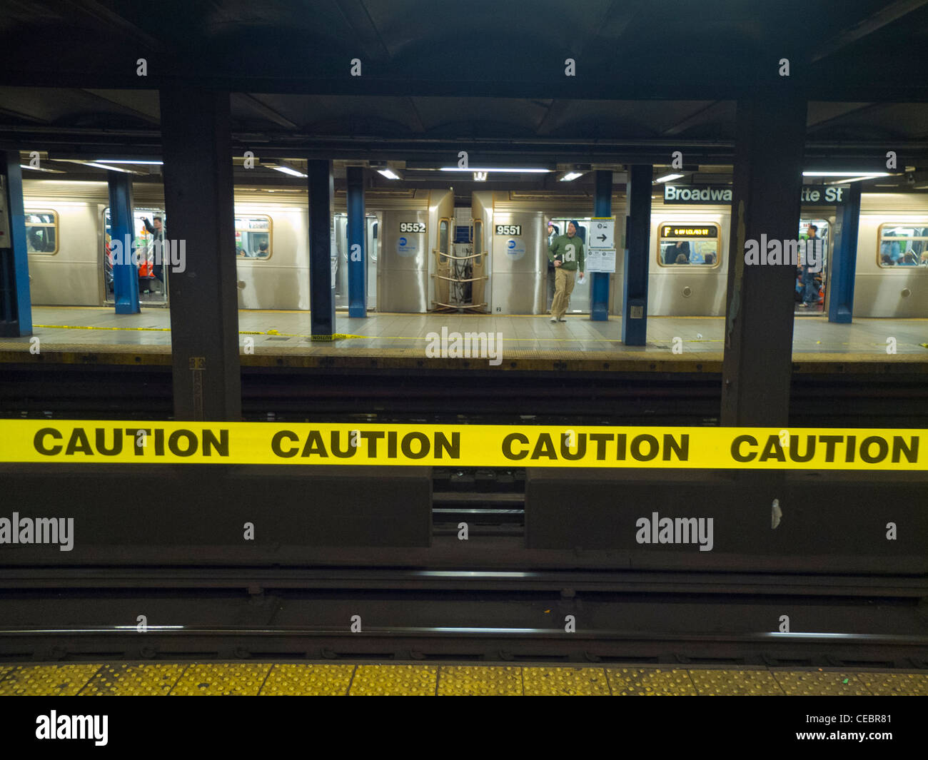 subway train platform Stock Photo - Alamy