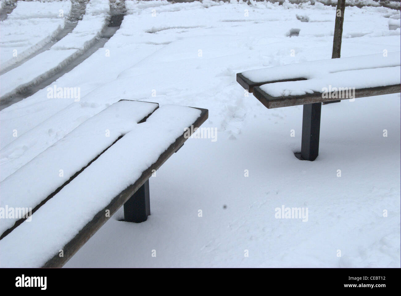 snow on bench benches Stock Photo - Alamy