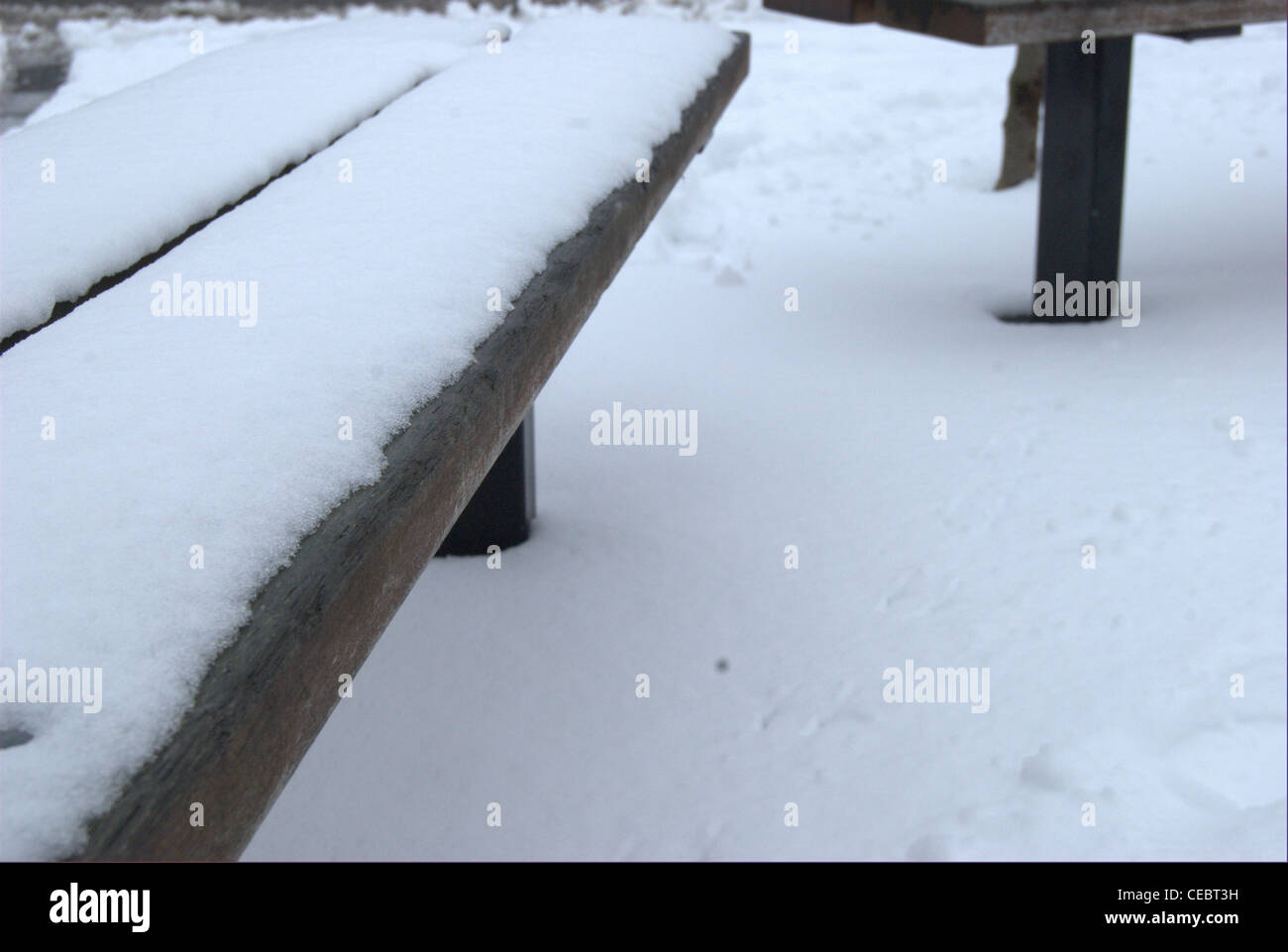 snow on bench benches Stock Photo - Alamy