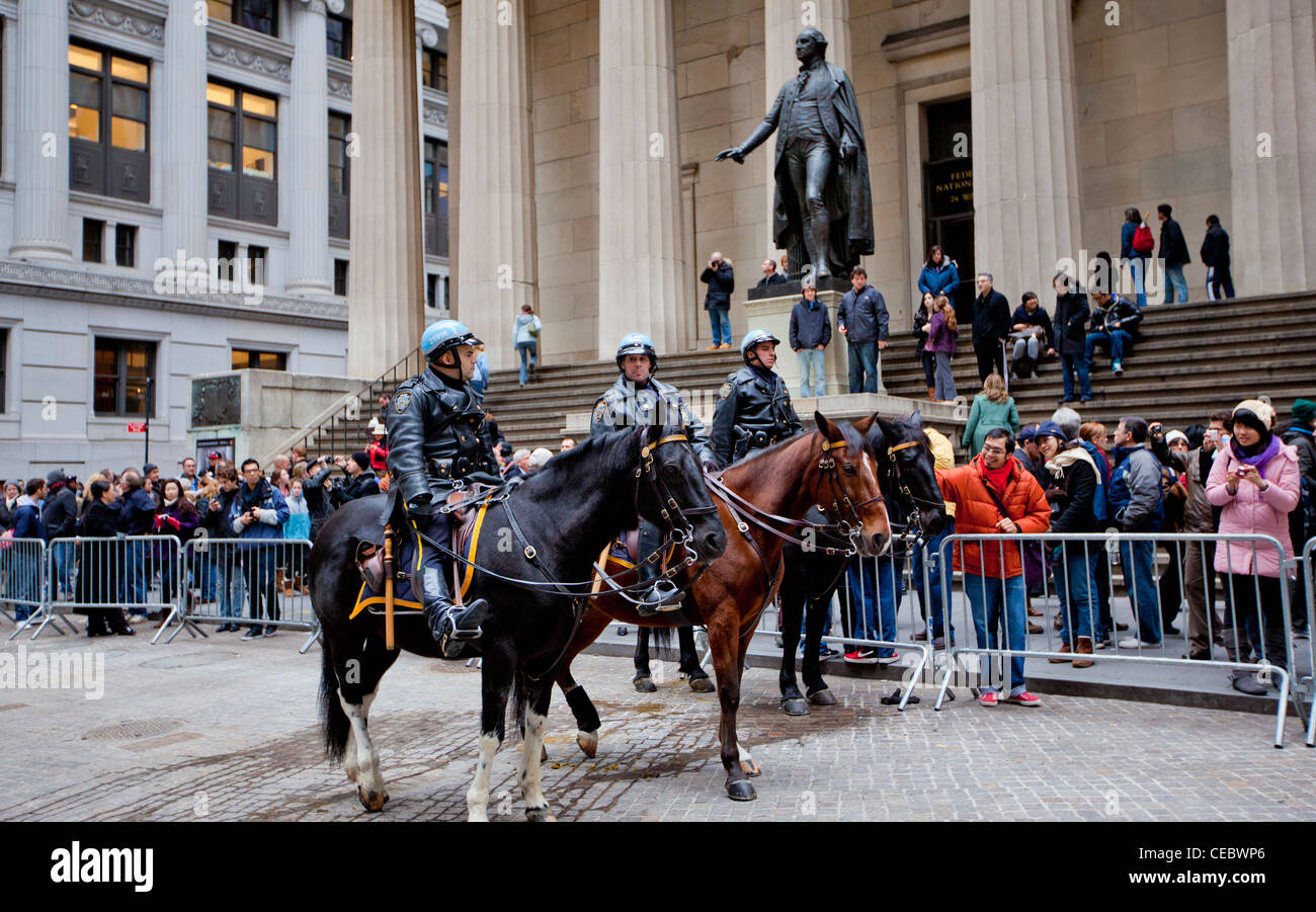 Nypd horseback police hi-res stock photography and images - Alamy