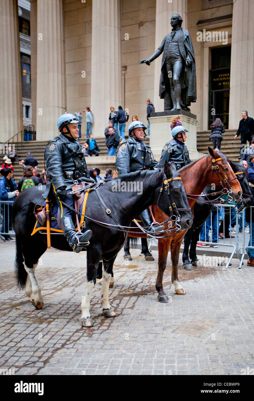 Mounted police statue hi-res stock photography and images - Alamy