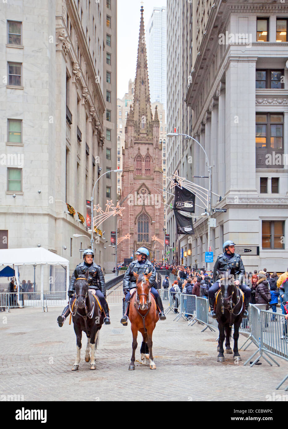 Nypd horseback police hi-res stock photography and images - Alamy