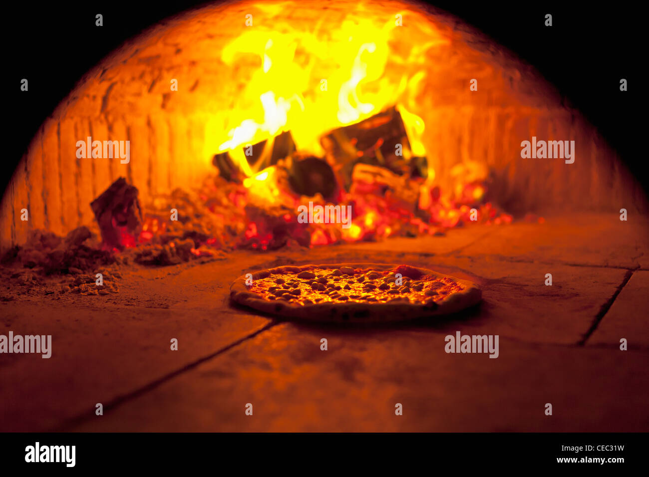Flames inside pizza oven hi-res stock photography and images - Alamy