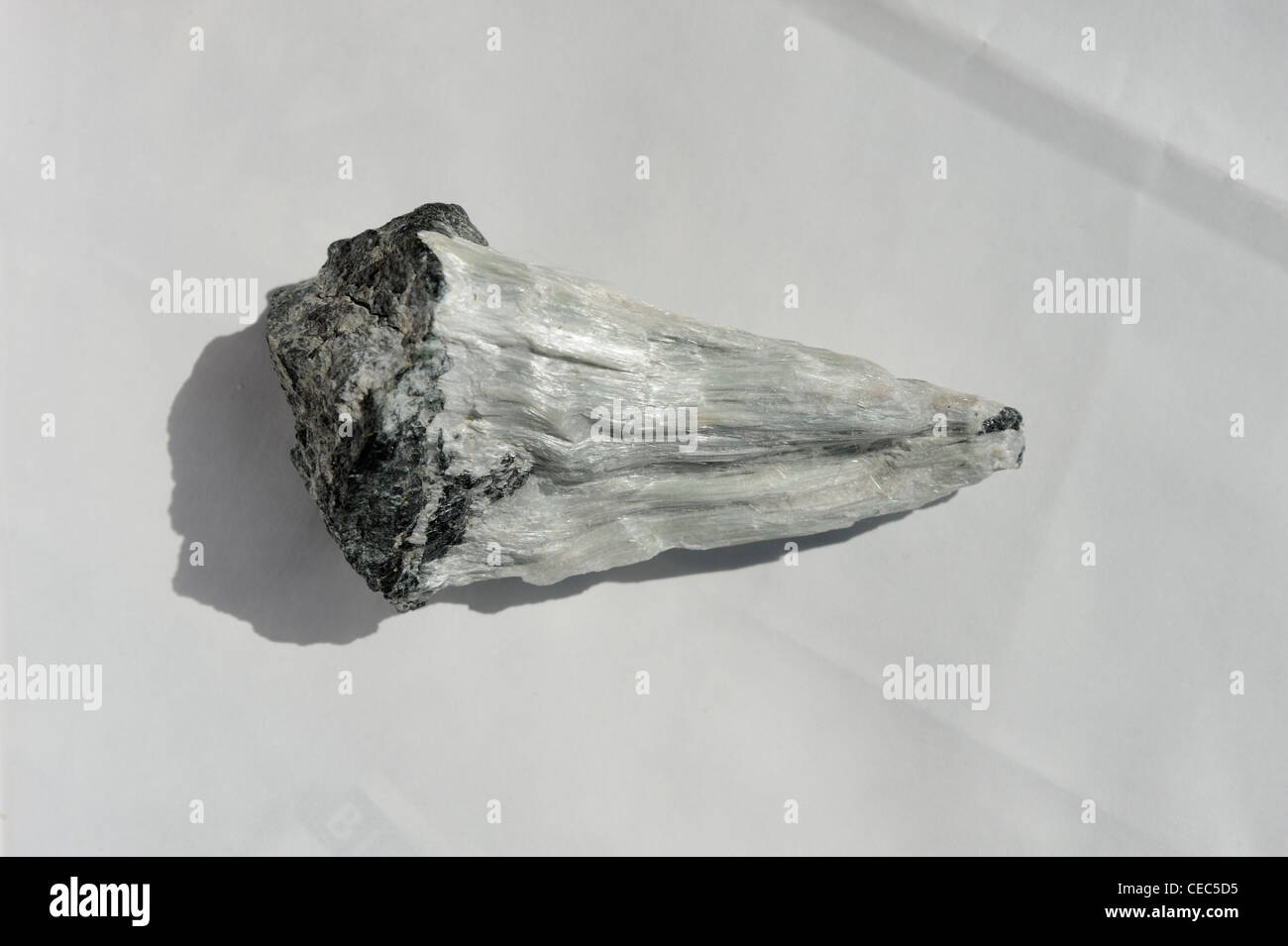 Abetsos Mineral, Fingers holding Asbestos Mineral Stock Photo - Alamy