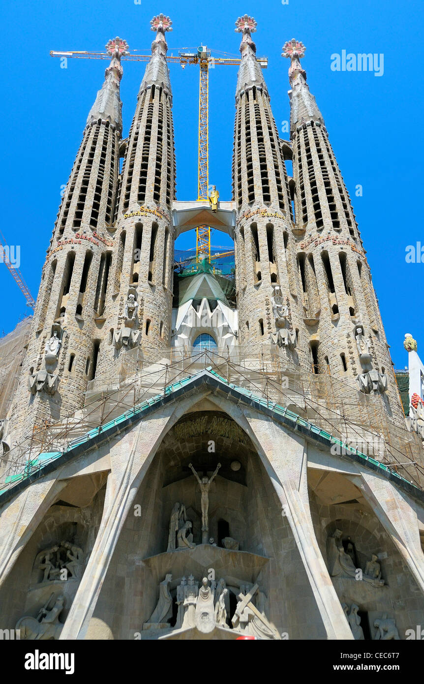 Expiatory temple of the holy family hi-res stock photography and images ...
