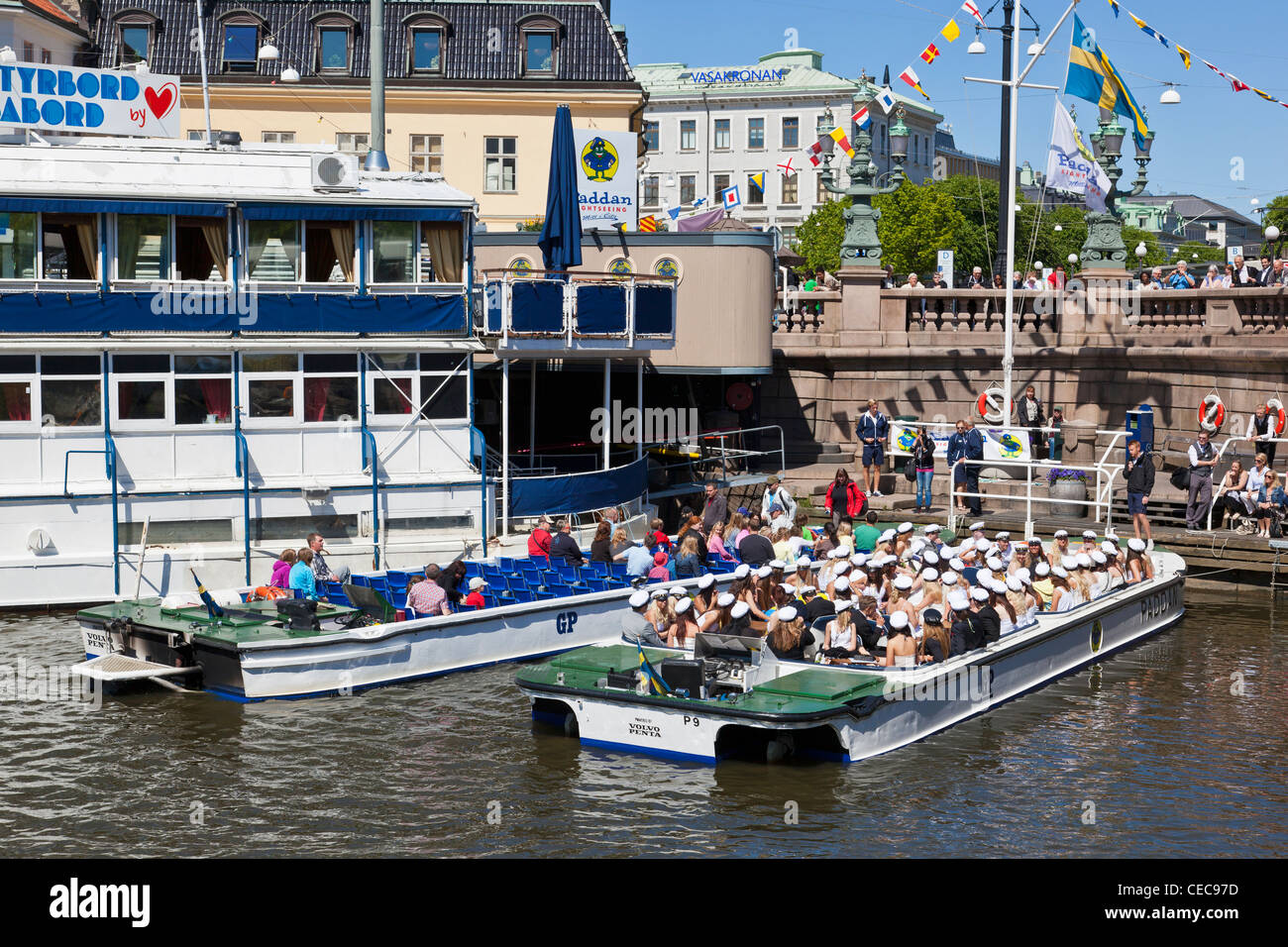 Tourists who travel on sightseeing canal boat Paddan in Gothenburg ...