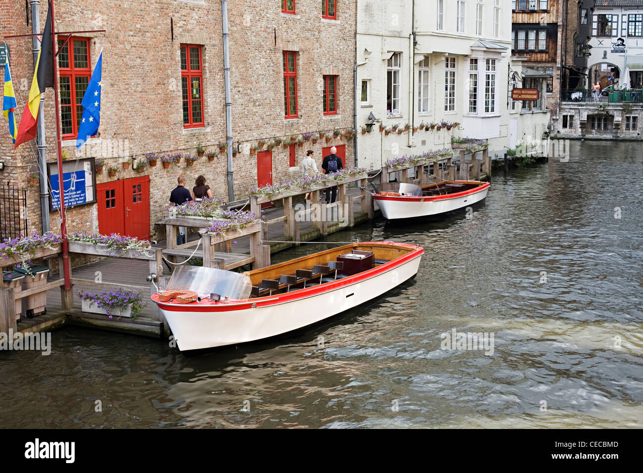 Bruges canal boats hi-res stock photography and images - Alamy