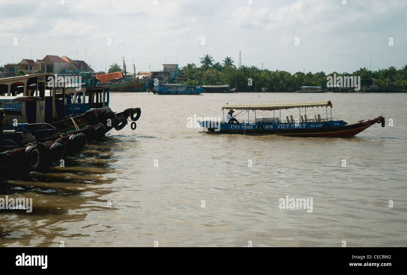 A sampan sets off from the My Tho port on the Mekong river Stock Photo ...