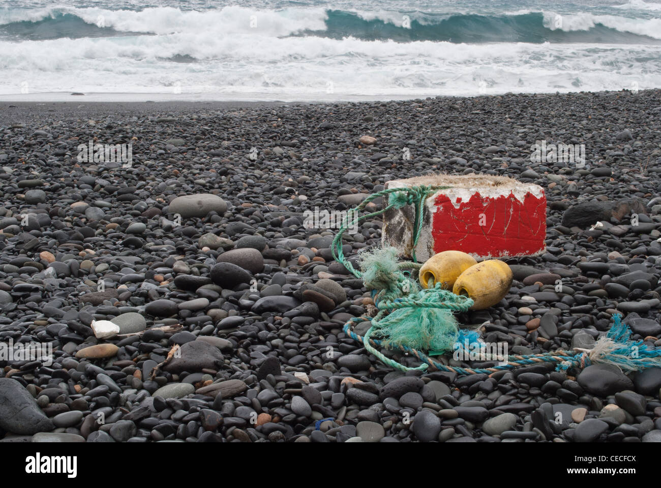 washed up rubbish on beach Stock Photo - Alamy