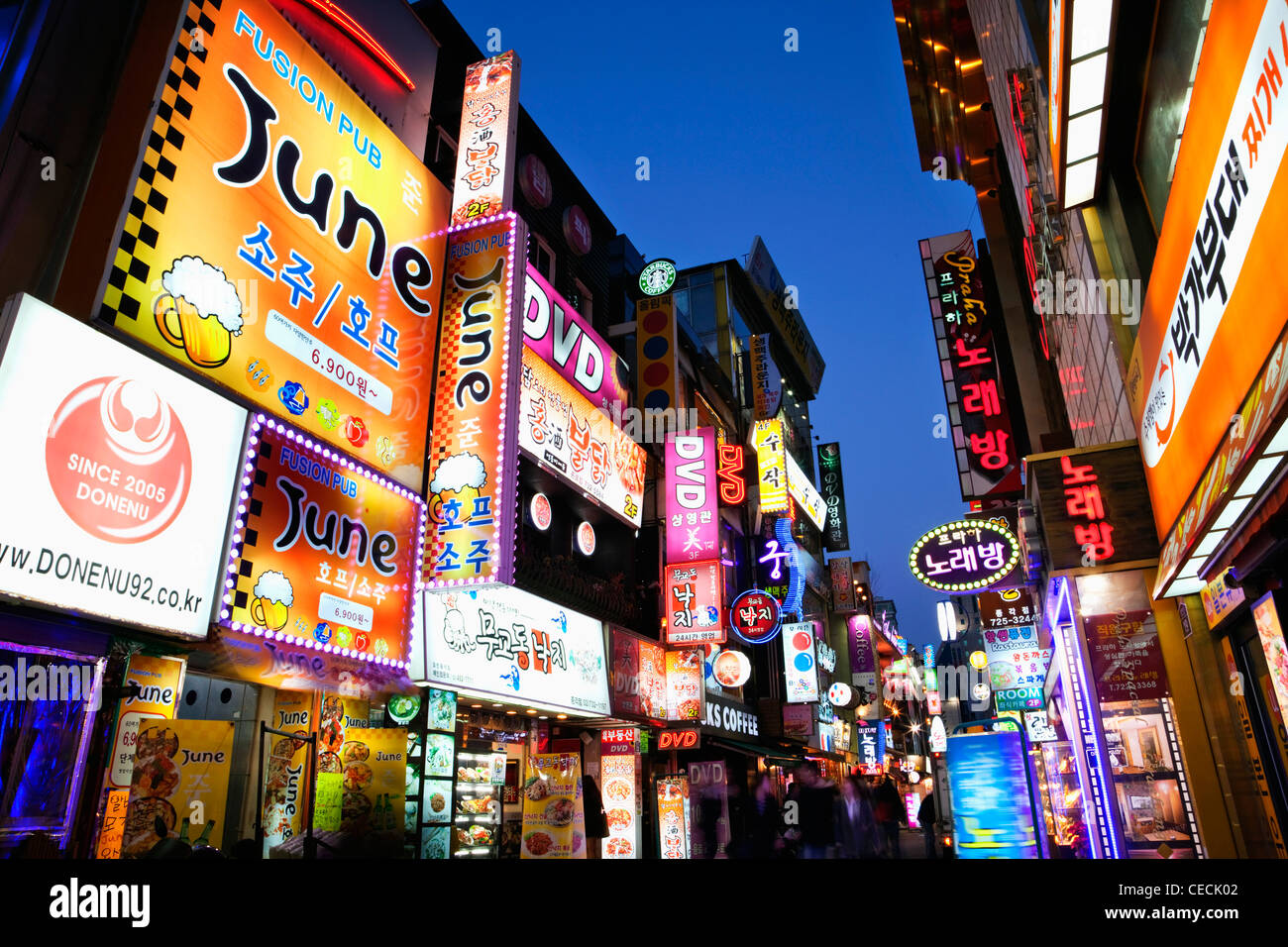 Asia korea seoul myeongdong shops hi-res stock photography and images ...