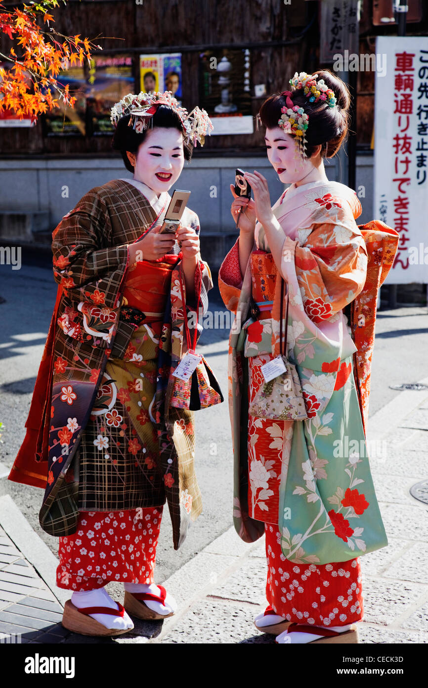 Two japanese women in kimonos hi-res stock photography and images - Alamy
