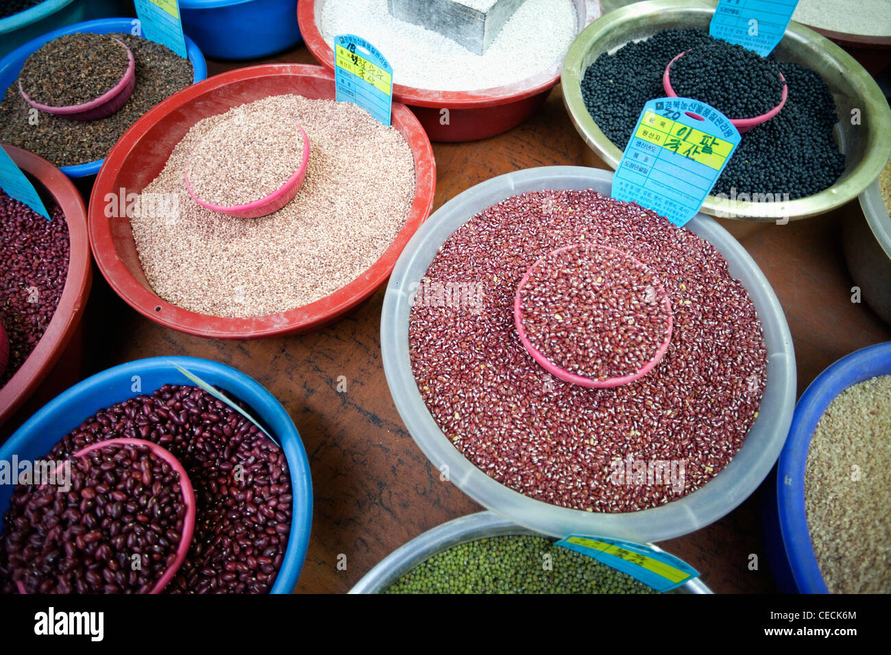 Gyeongju Market, Garlic Cloves, Korea Stock Photo - Alamy